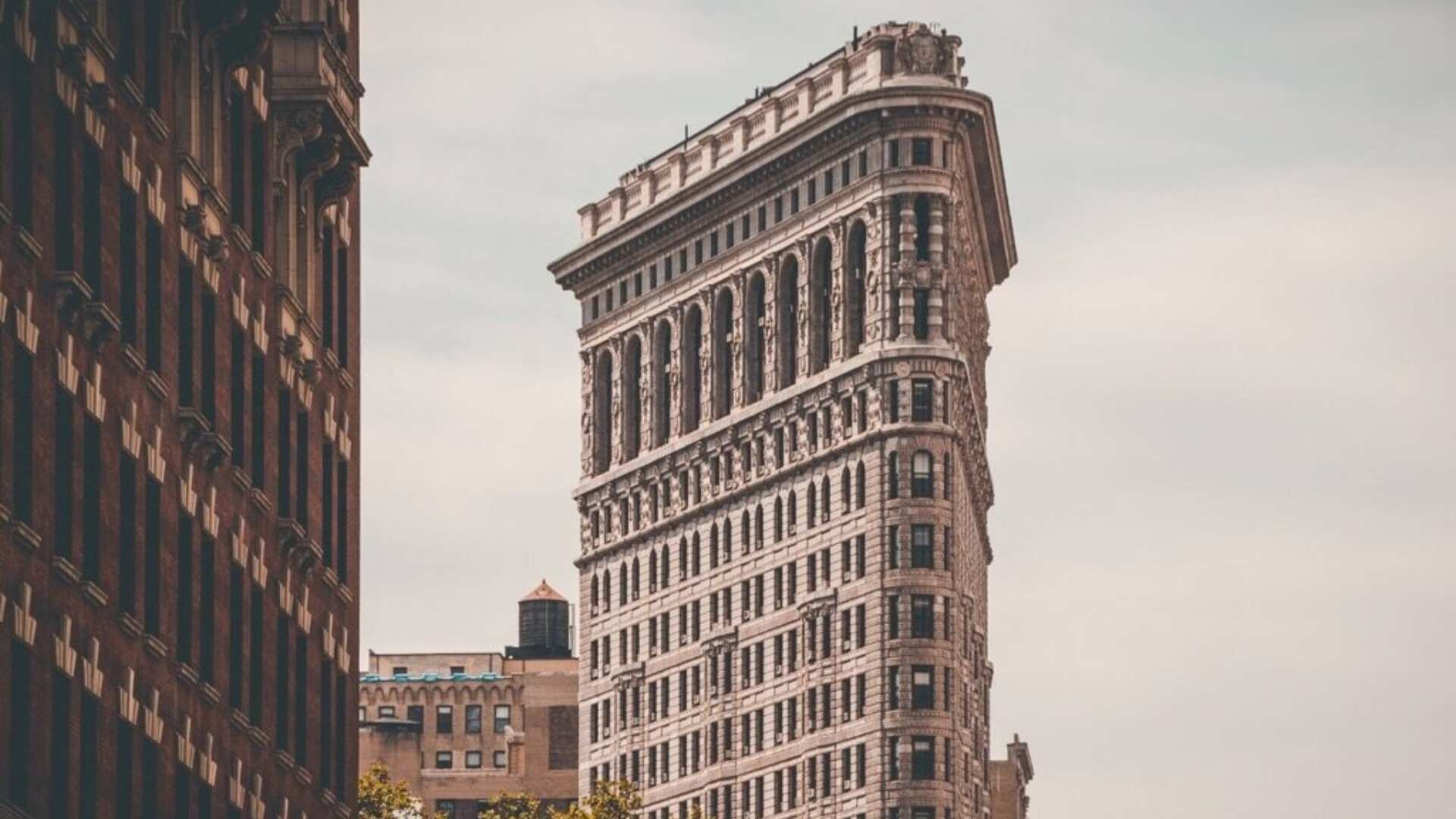 New York's historic Flatiron building auctioned for $190 million ...