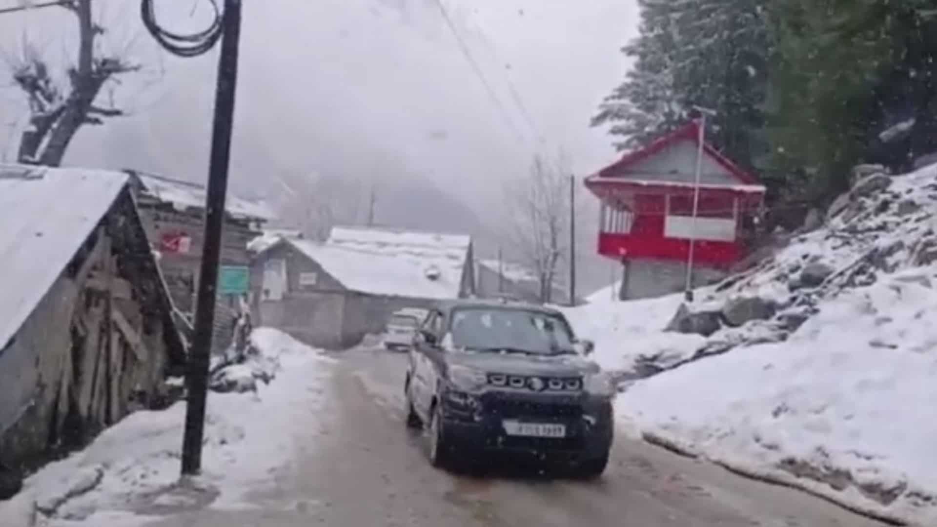 Kashmir's higher reaches receive fresh snowfall; avalanche hits Zojila - India News News