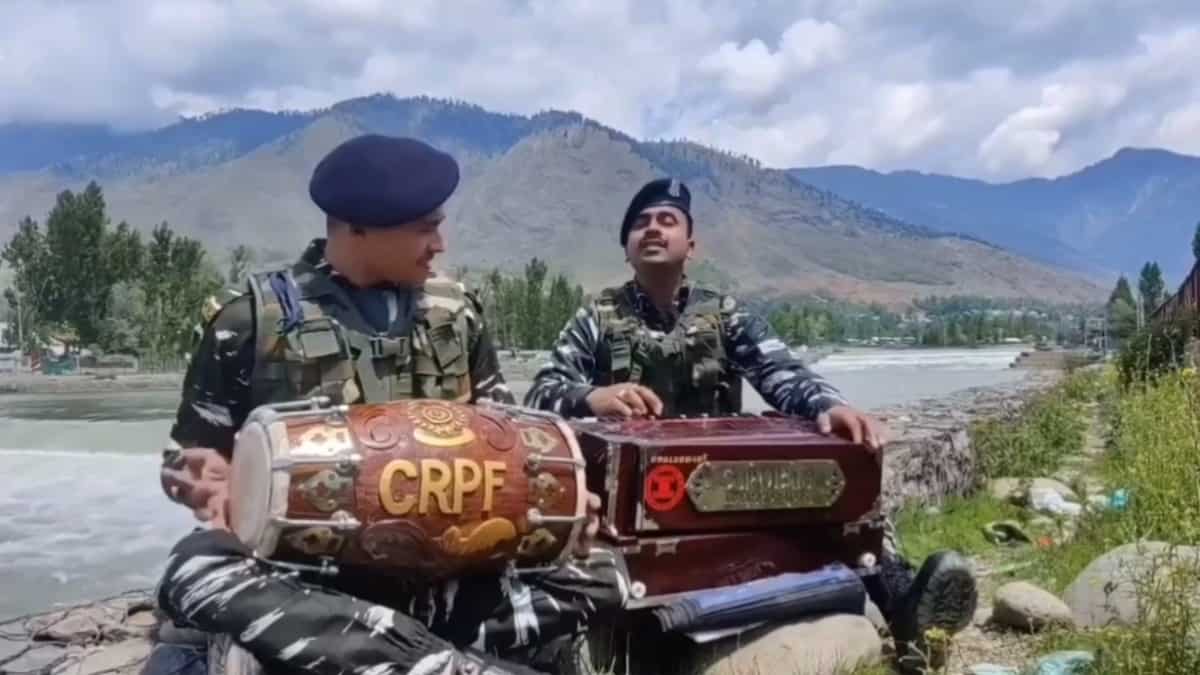 CRPF soldier singing Kashmiri songs wins hearts on the internet - India ...