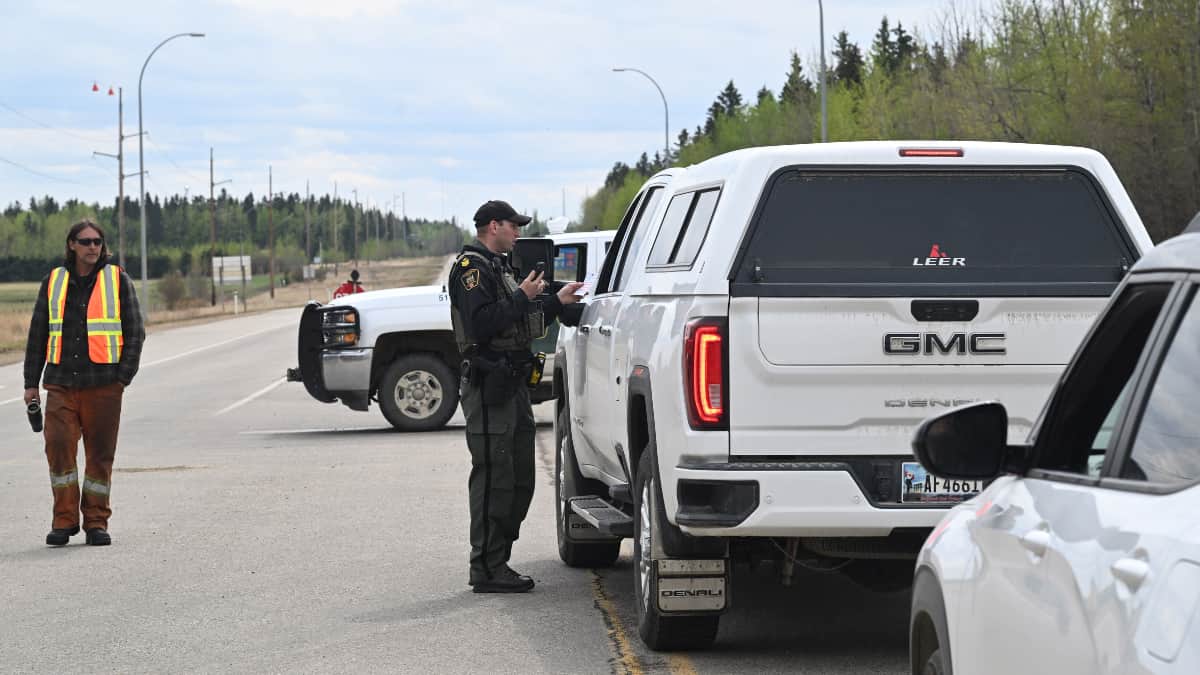 In Pics | Canada deploys military forces to help combat Alberta ...