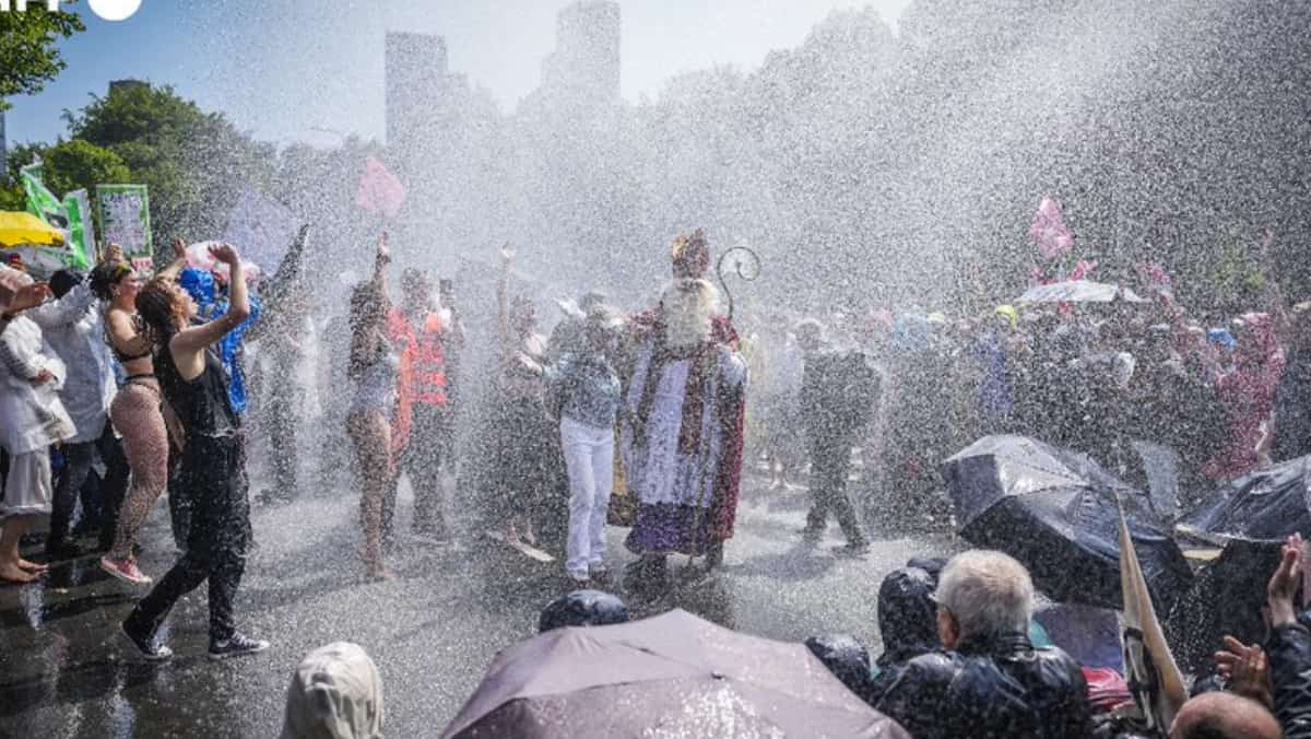 Netherlands: Over 1,500 arrested in protests by Extinction Rebellion ...