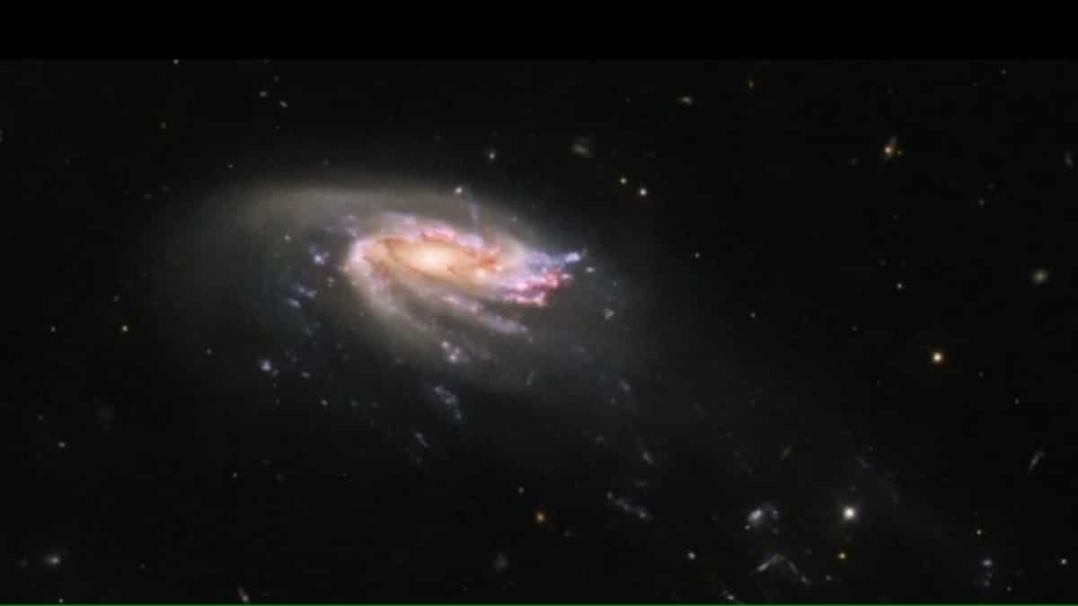 NASA's Hubble telescope clicks a beautiful 'jellyfish' galaxy ...