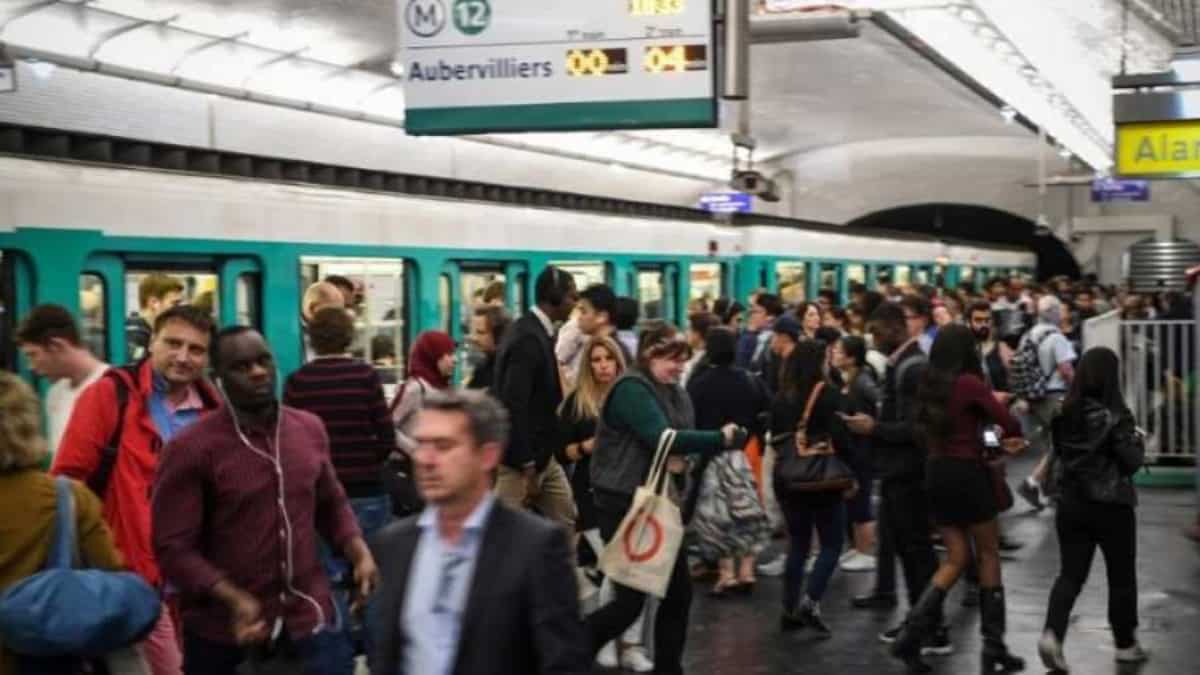 Paris Metro passengers blocked underground amid stifling heat in rush ...