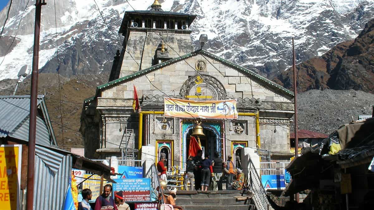 After video of proposal goes viral, Kedarnath temple bans use of mobile ...