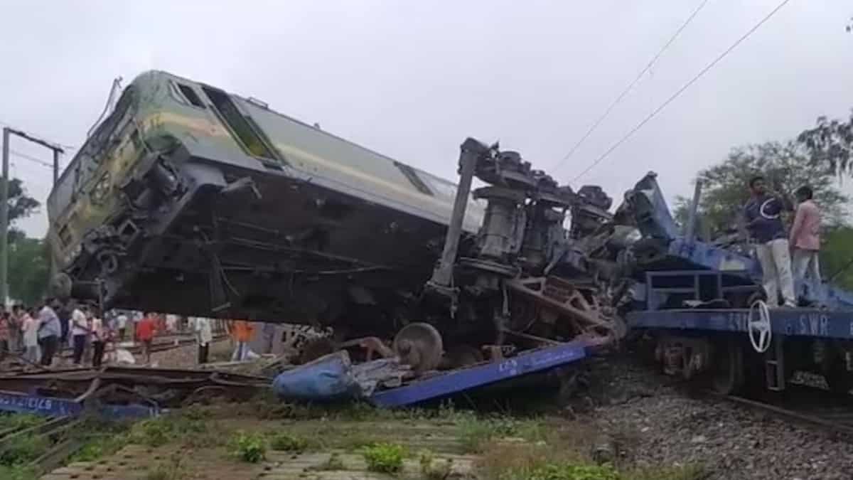 India: Goods trains collide in West Bengal's Bankura, several bogies ...