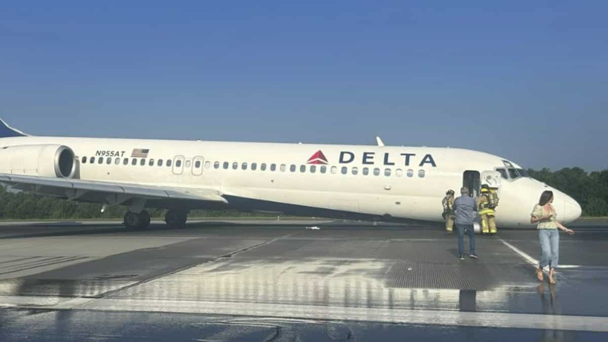 US: Delta Airlines flight makes emergency landing without front gear ...