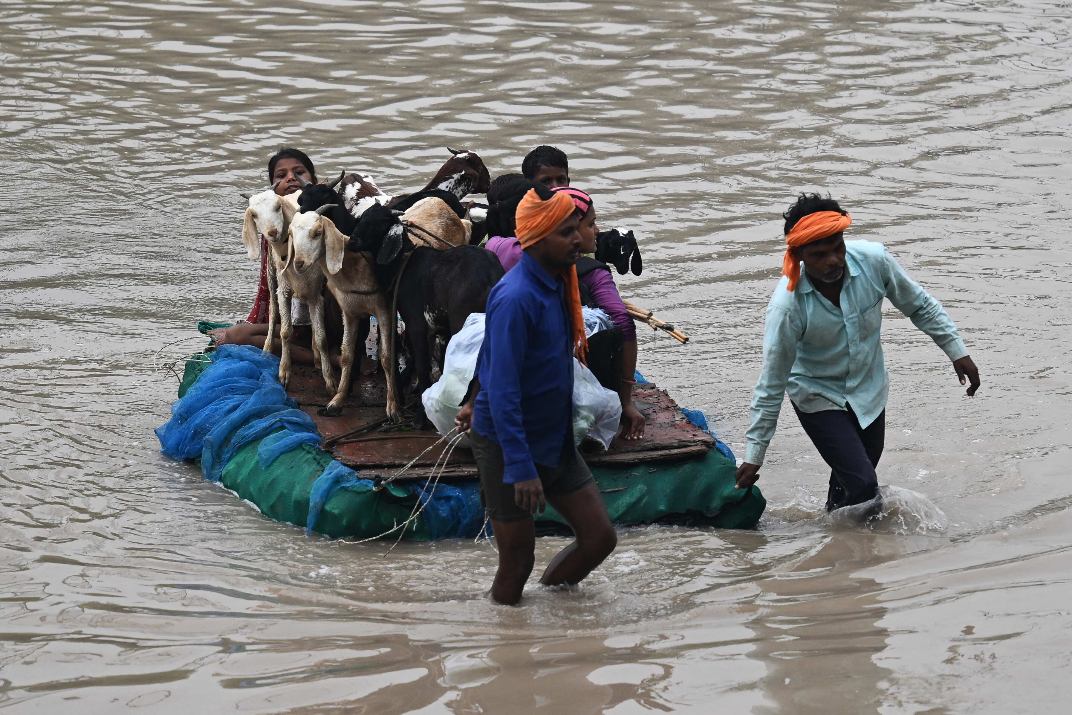 Delhi Weather Update: Yamuna River crosses danger mark, evacuation begins; IMD issues alert ...