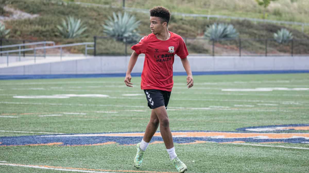 USA's Da’vian Kimbrough, 13, becomes youngest to sign professional football contract with ...