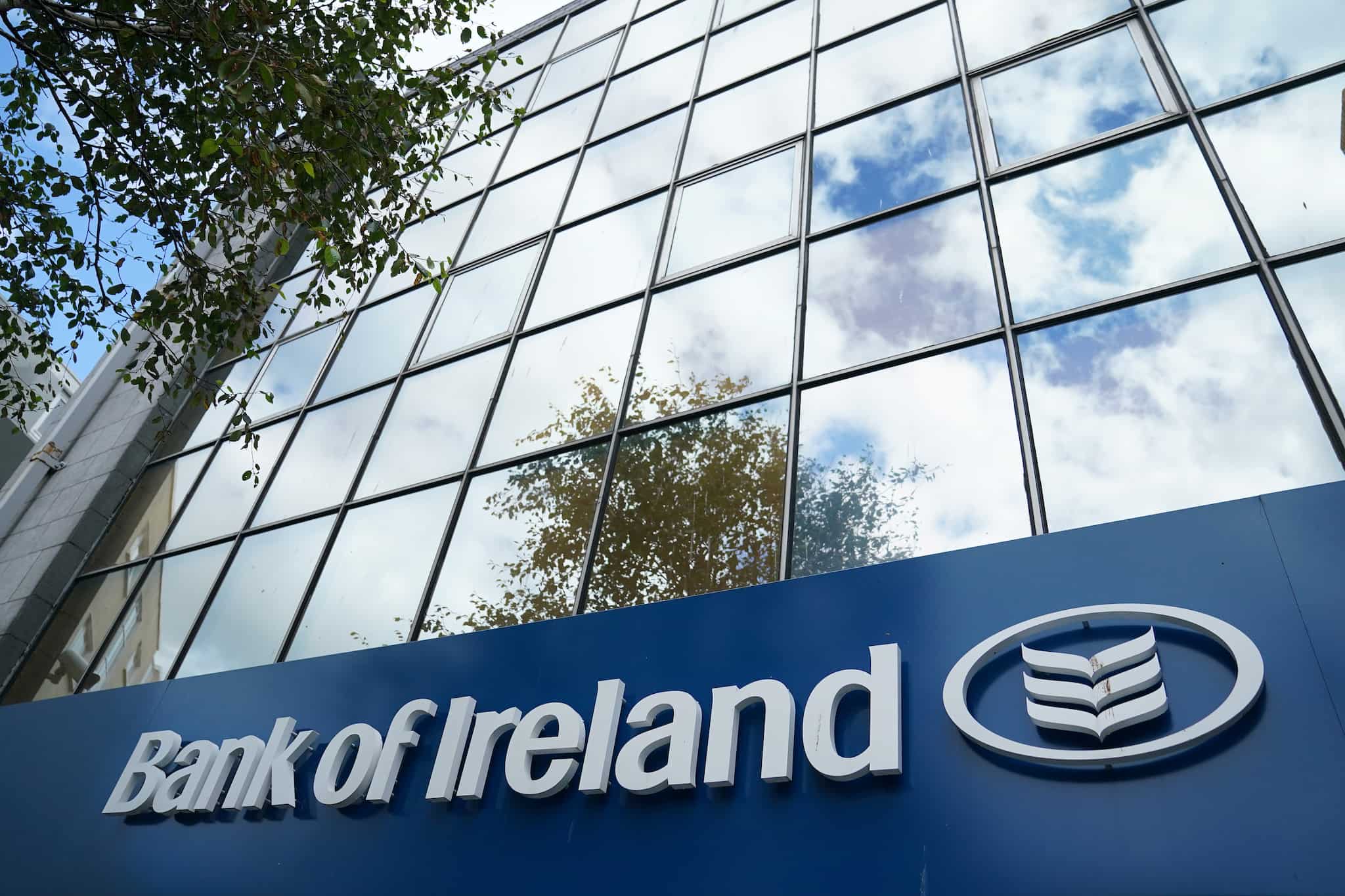 Video: Hundreds flock to ATM after bank error allows customers with ...