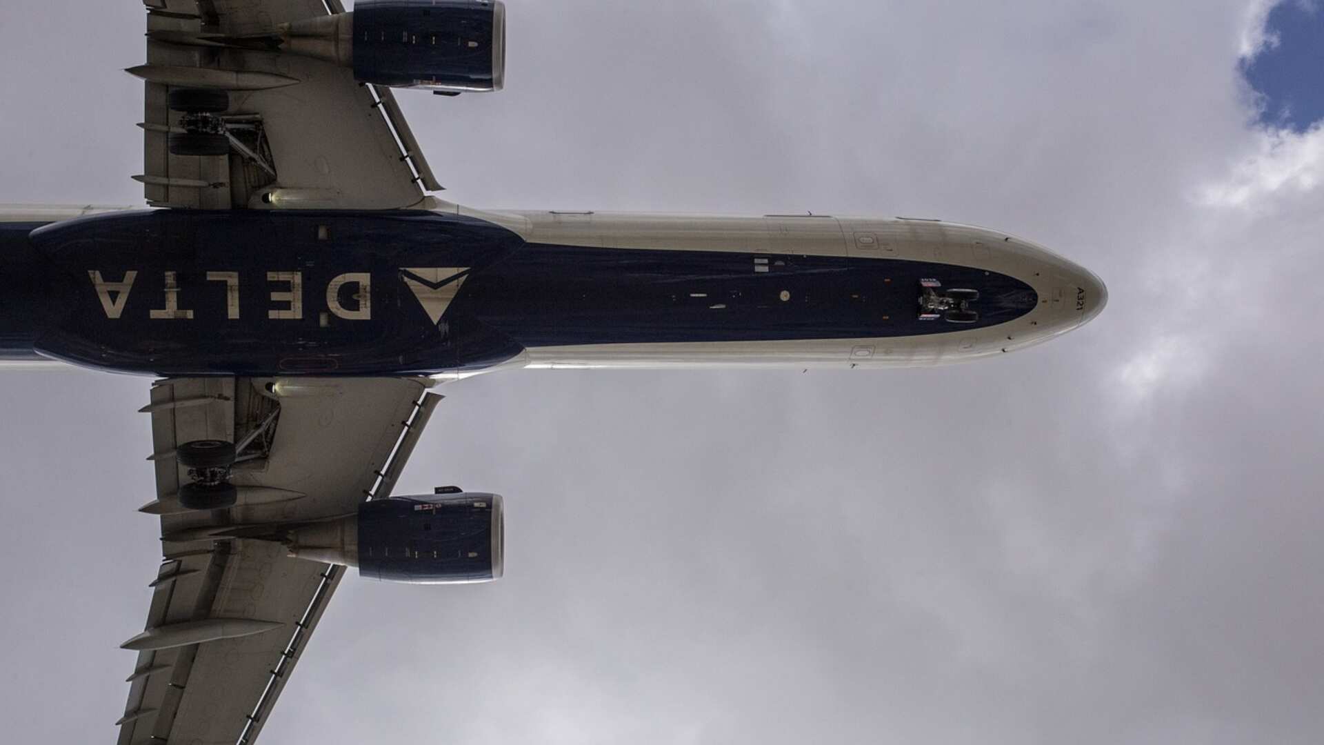 Inflight 'biohazard': US plane makes U-turn as passenger suffers major ...