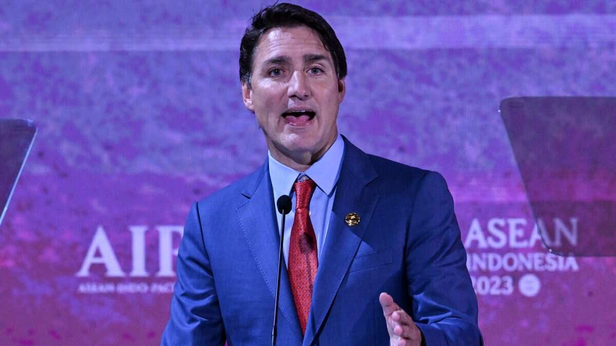Canadian Prime Minister Justin Trudeau's aircraft develops technical ...