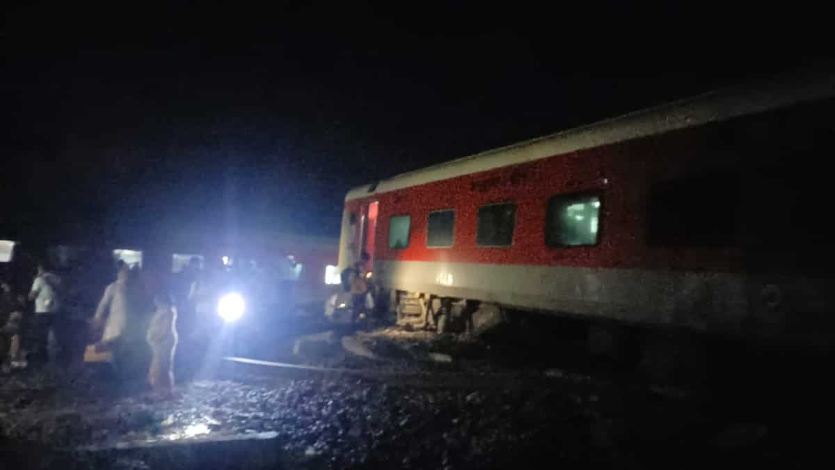 India: Train derailment in Bihar state kills four, 100 injured - India ...