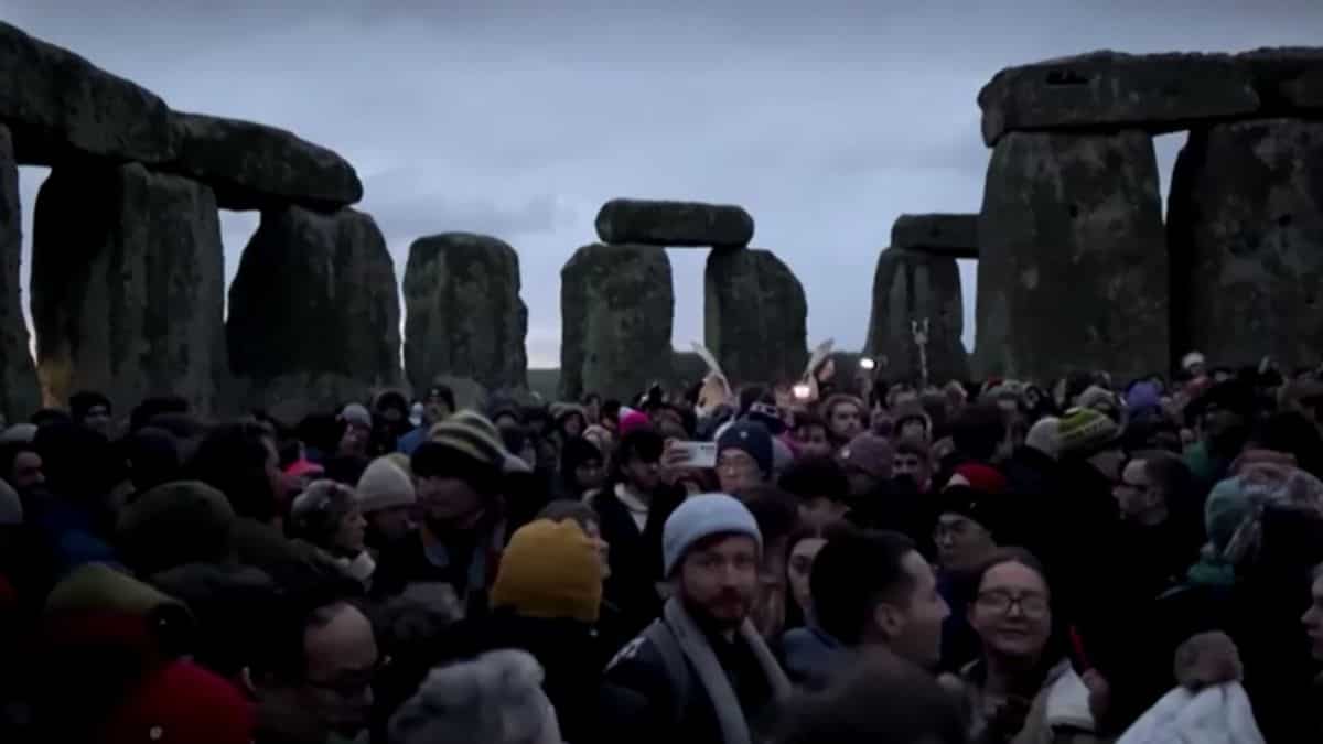 Revellers celebrate winter solstice at iconic Stonehenge site - World News
