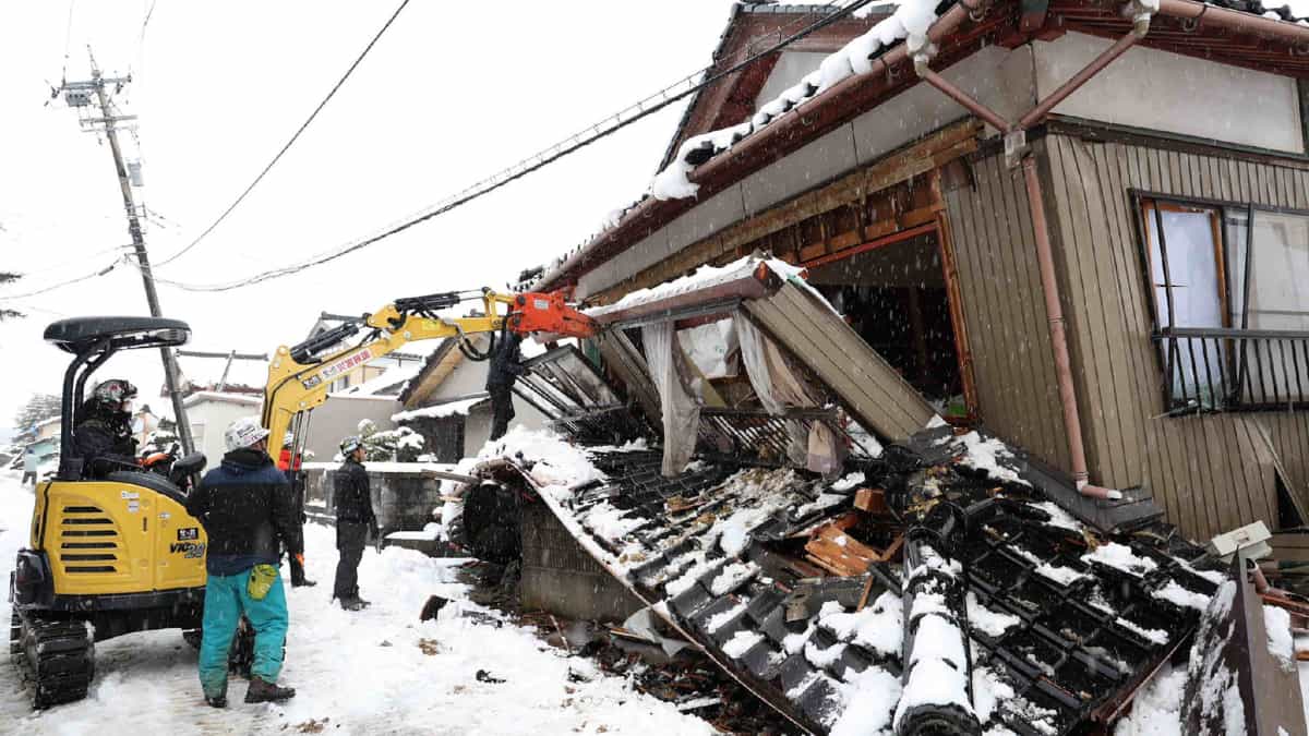 Japan Hit By Another 6 0 Magnitude Earthquake As Death Toll From New