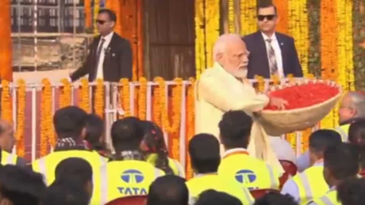 Watch: PM Modi showers petals on workers who constructed Ram Mandir - India News News