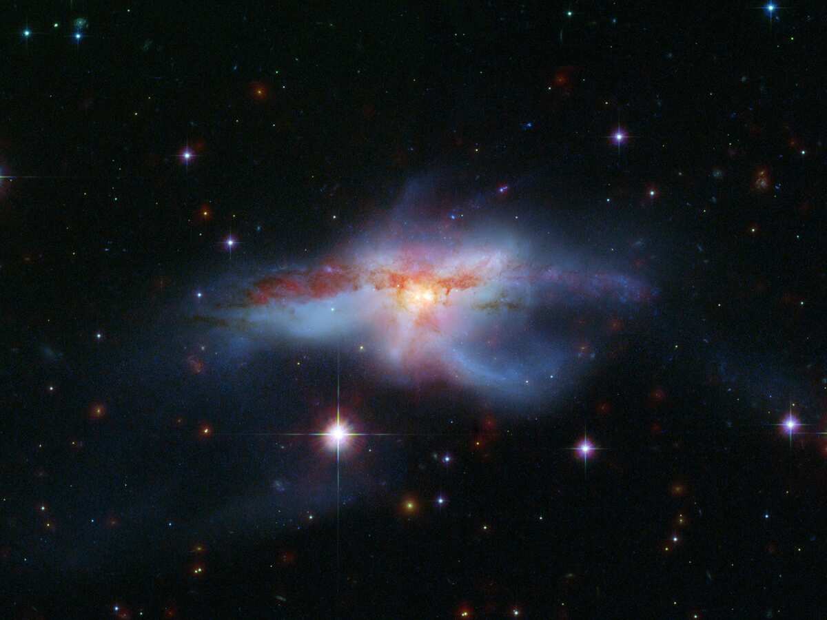 Hubble Telescope captures massive ‘bridge of stars’ between two merging ...