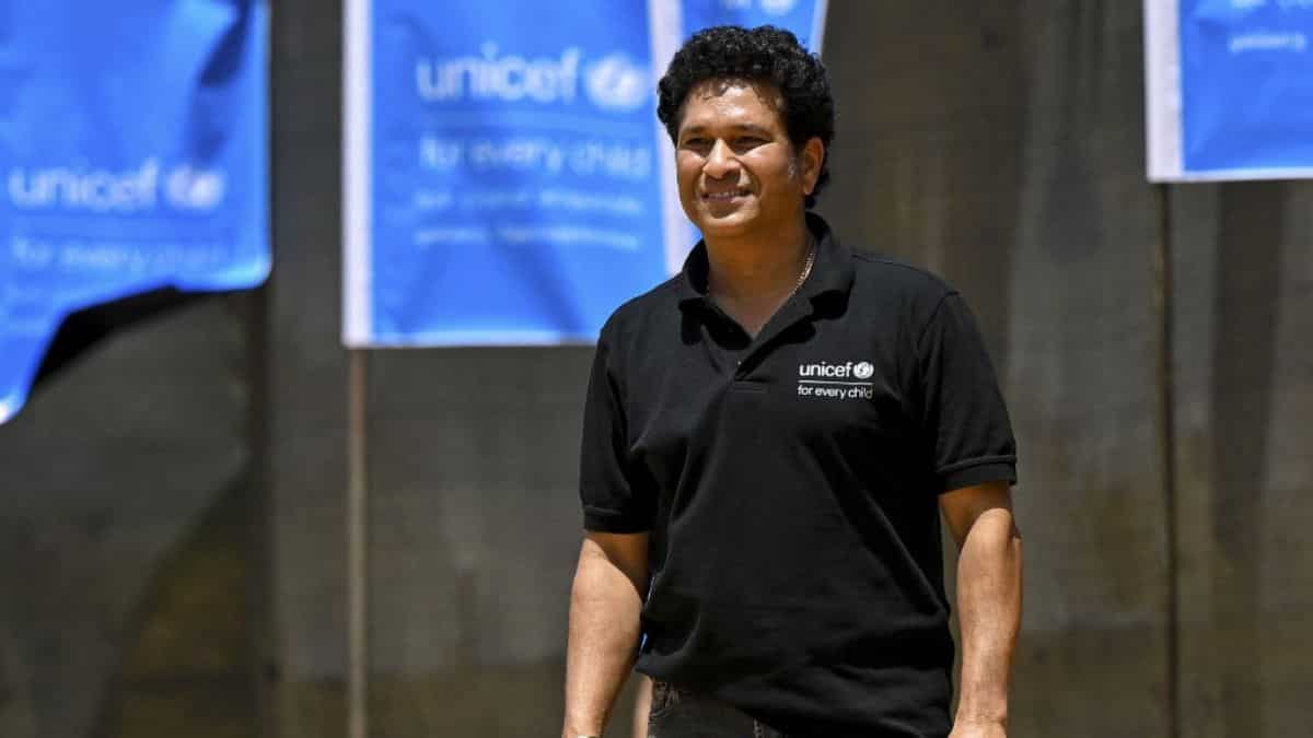 Sachin Tendulkar plays cricket with locals in Kashmir, shares heartfelt ...