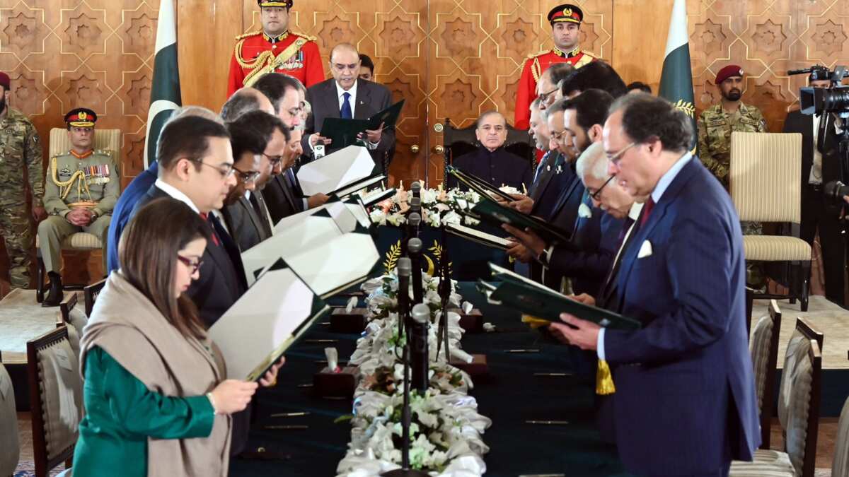 19-member federal cabinet of Pakistan PM Shehbaz Sharif takes oath ...