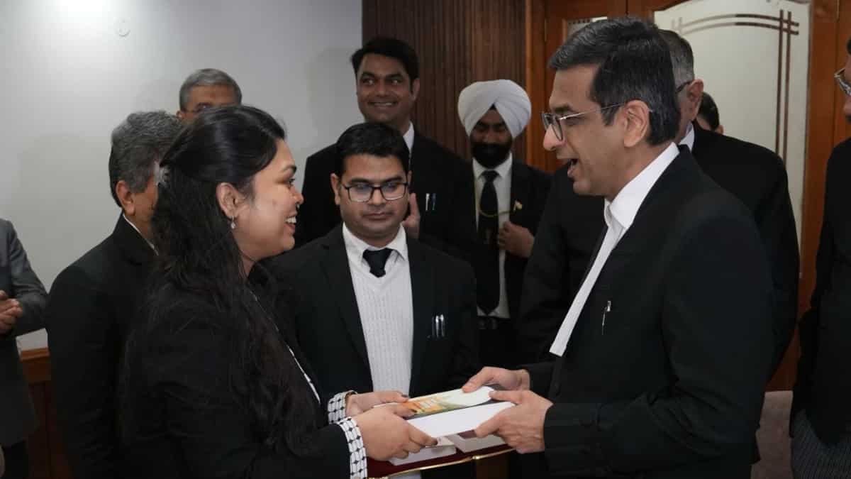 Chief Justice of India honours meritorious daughter of Supreme Court ...