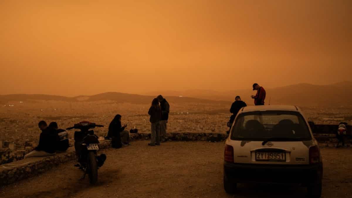 Athens turns orange! Haze envelops city as Sahara dust storm blocks ...