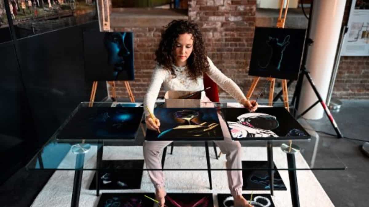 What a feet: Viral Dutch artist paints 10 pictures at once - World News