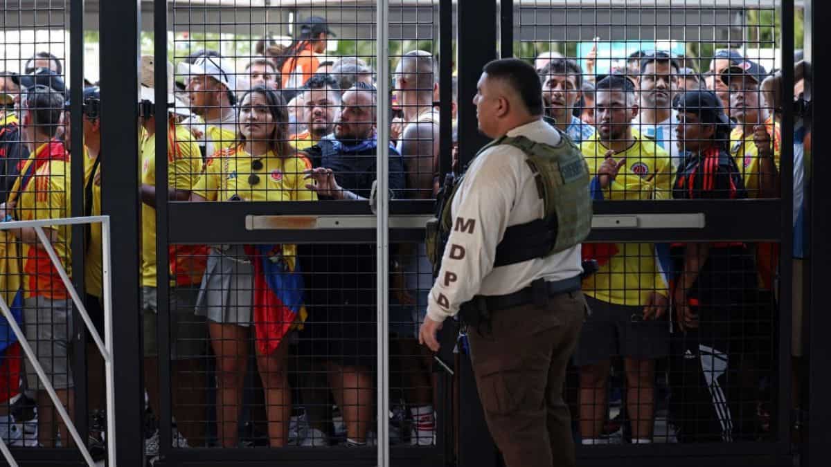 Ticketless fans breaching security at Miami stadium causes delay in ...