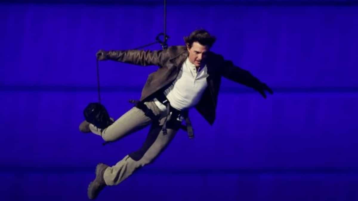 Tom Cruise jumps off roof of stadium in Paris, skydives into LA ...