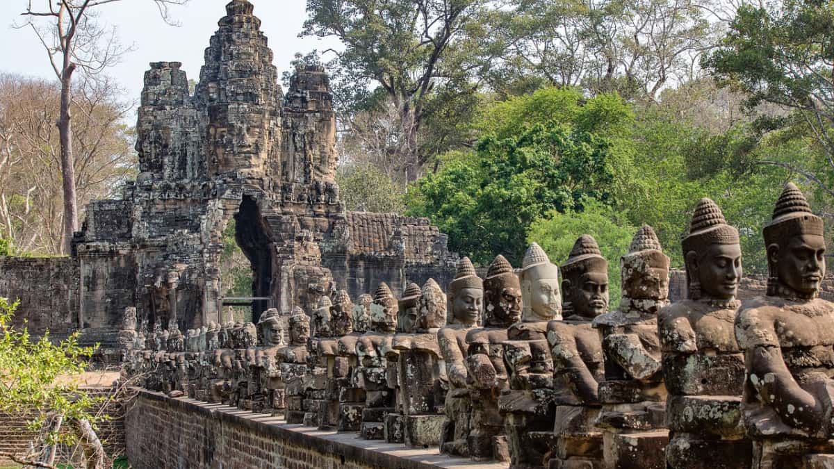 Tourists go for real-life 'Temple Run' in Cambodia’s Angkor Wat ...