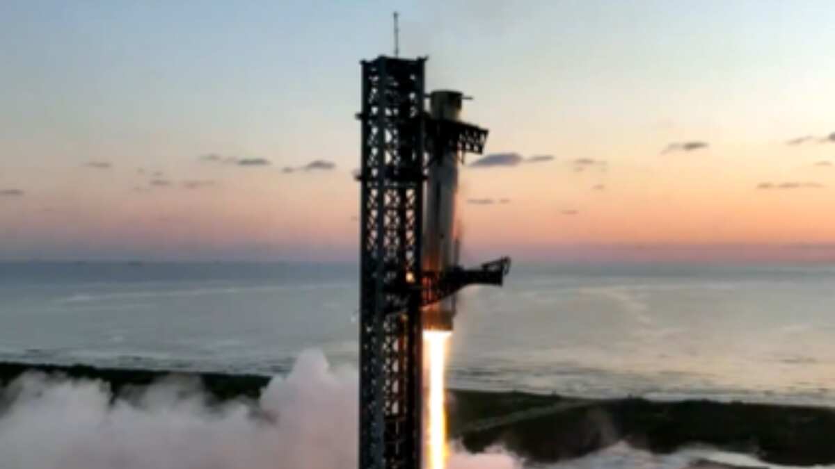 SpaceX 'Mechazilla' catches Starship booster mid-air in historic ...