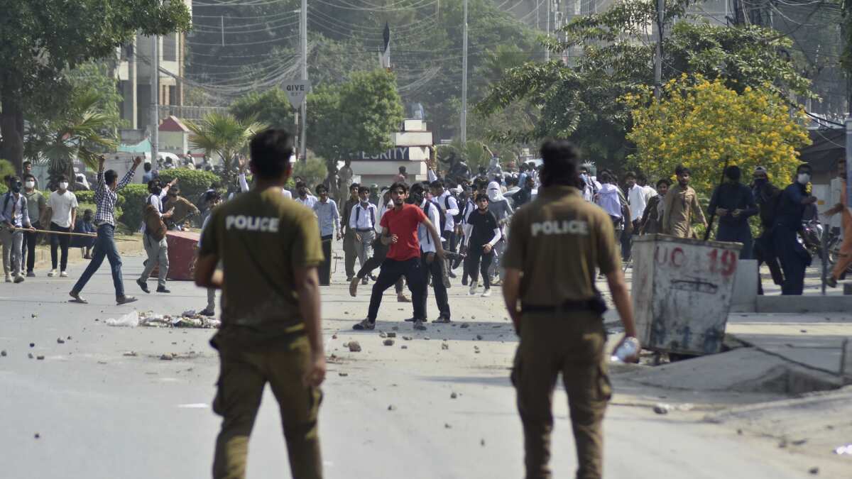 Pakistan: Violent protests erupt in Lahore over on-campus 'rape' of ...