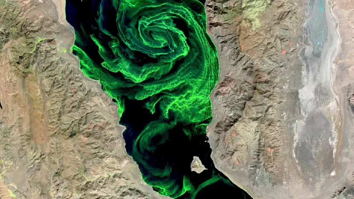 NASA captures eerie green swirls from space on Nevada Lake. Here's what ...