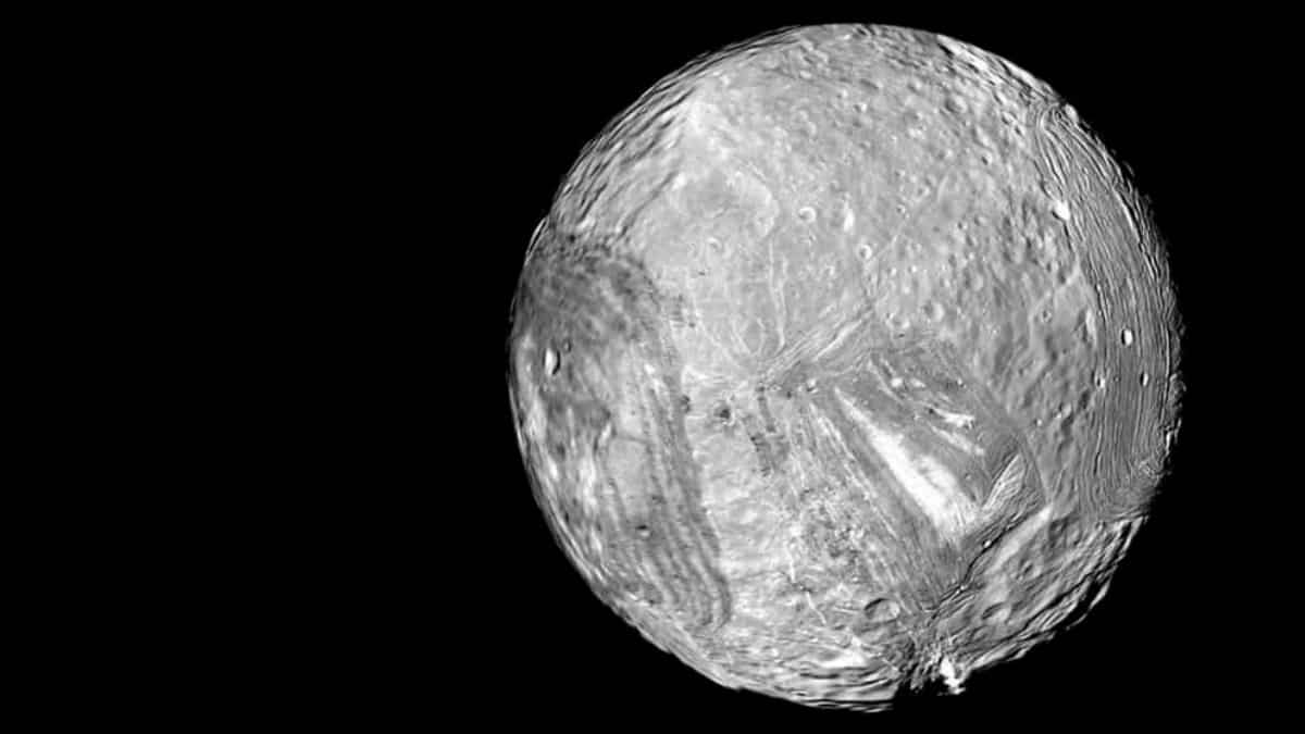 Are 'little green men' roaming on moon of Uranus? Scientists make ...