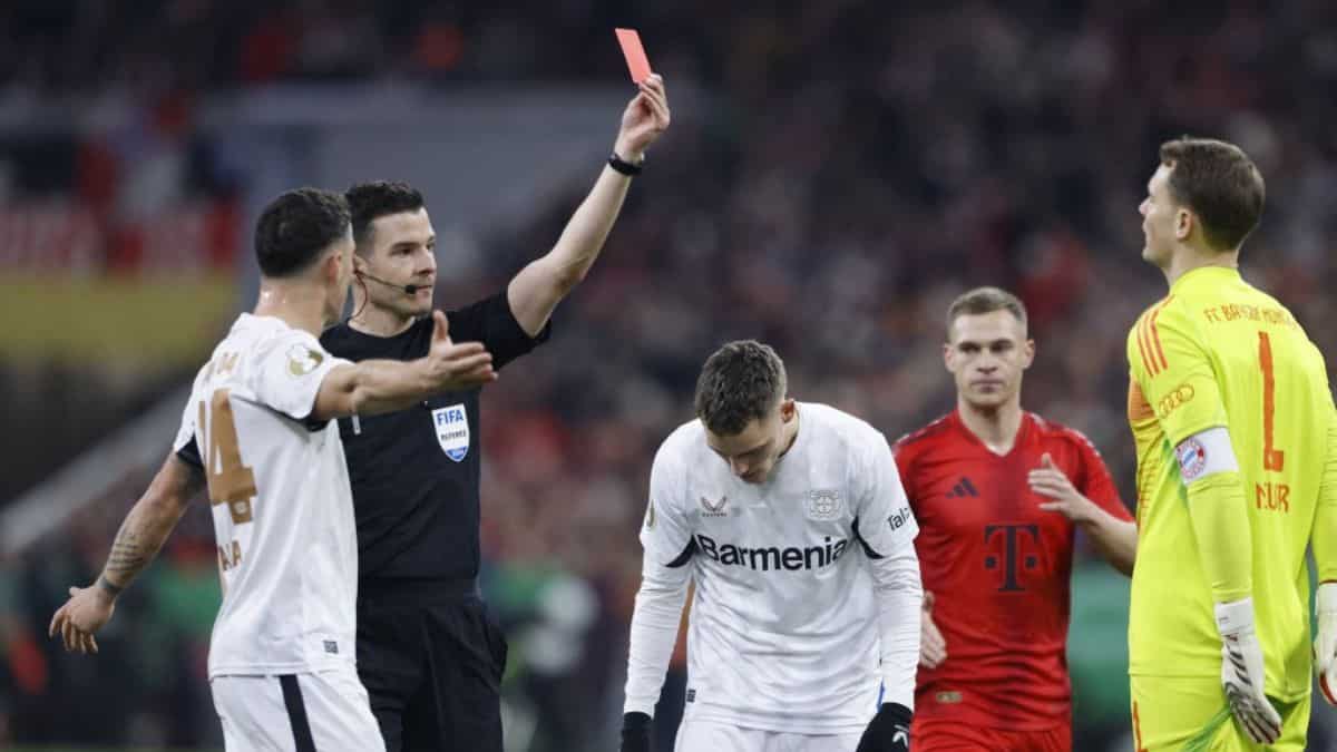 Manuel Neuer receives first red card after 866 games, banned for two ...