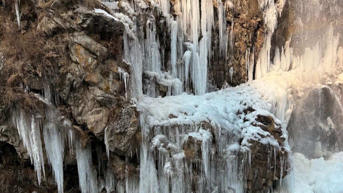 Cold wave leads to freezing of key water bodies in India's Jammu ...