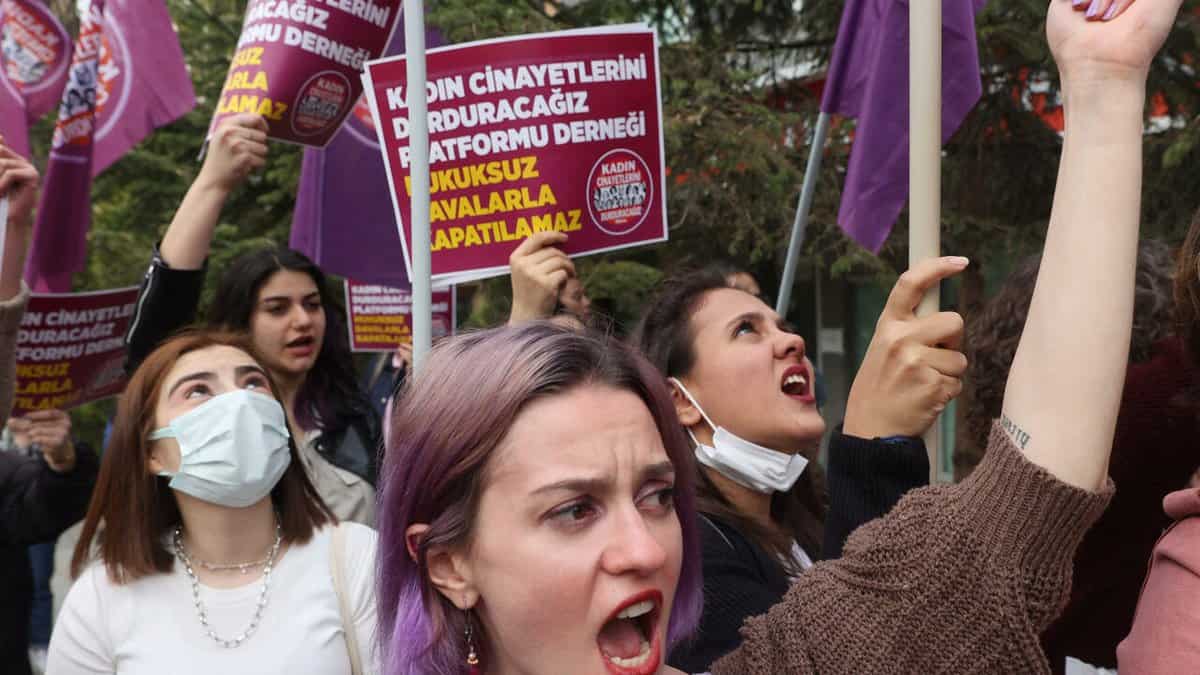 Anti-femicide group goes on trial in Turkey, hundreds of women gather ...