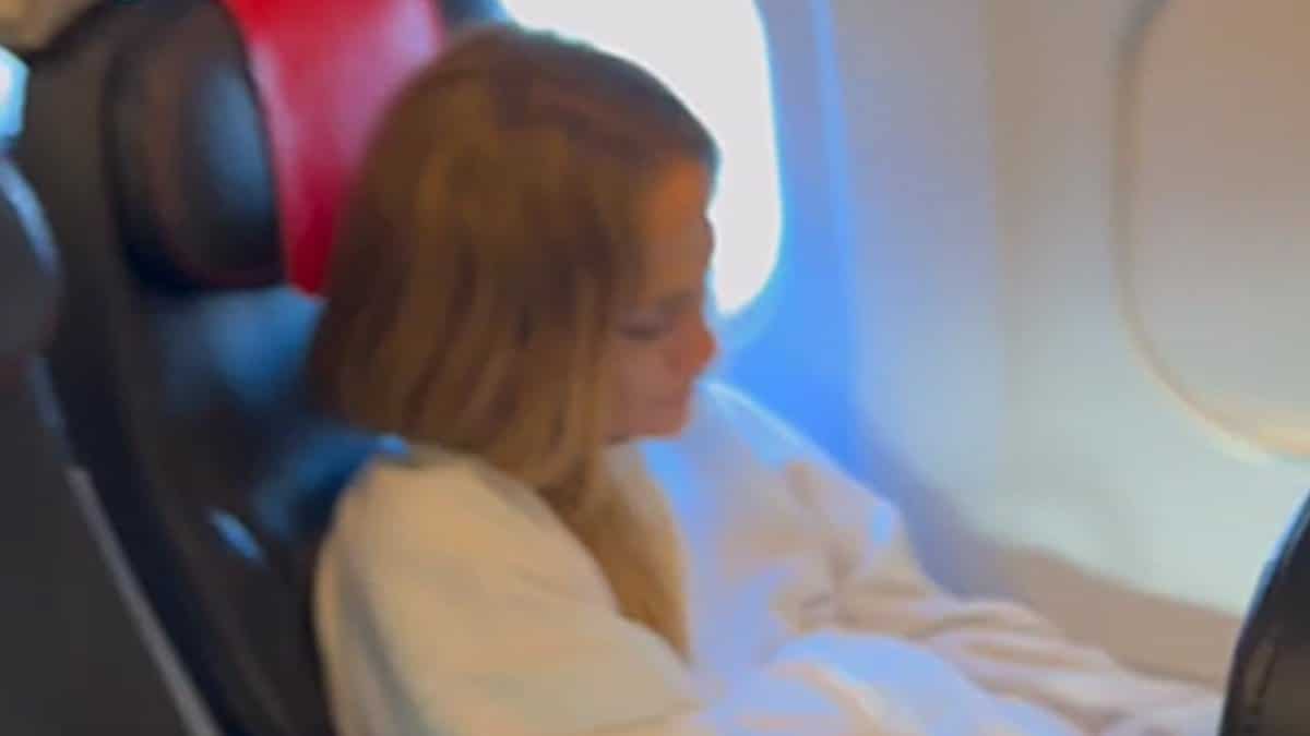 Jennifer Lopez flies economy class to Paris without Ben Affleck amid ...