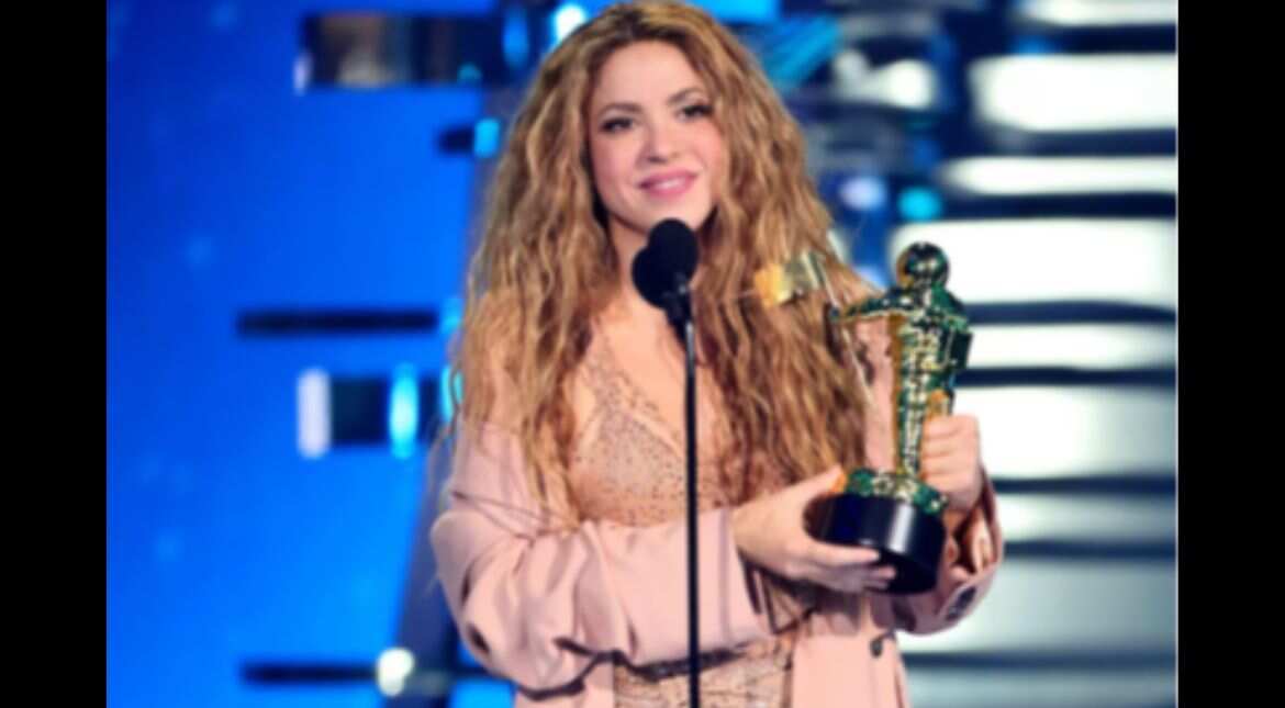 Shakira electrifies the crowd with 10-minute power performance at MTV ...
