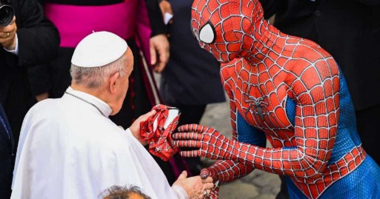 Pope Francis meets Spider-Man at weekly audience, see images here ...