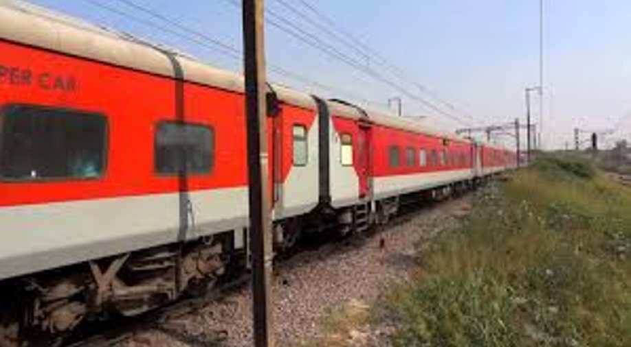 Howrah-New Delhi Rajdhani Express turns 50, passengers get special ...