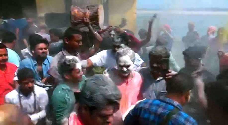 Holi 2019: In Varanasi, people celebrate with pyre ashes - India News News