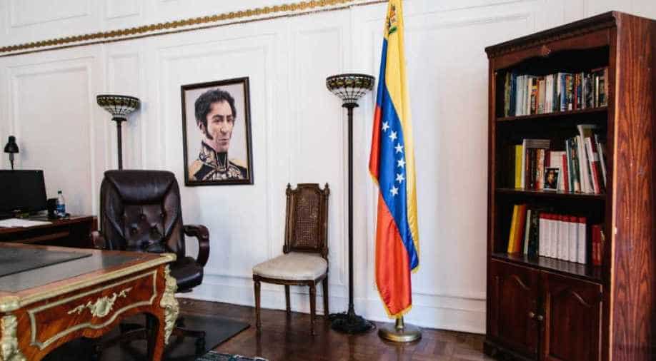 Venezuela's New York consulate passes from Chavista hands to Guaido ...