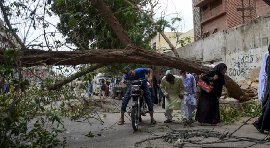 Thunderstorm and dust storm kill 23 in Pakistan's Sindh, Punjab - South Asia News