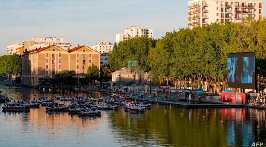 The magic of movies on water: Movie goers hire boats to enjoy french ...