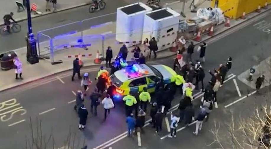 Labour leader Keir Starmer heckled by angry mob outside Parliament ...