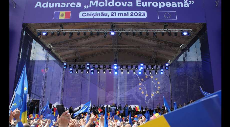 In Pics Moldova Tens Of Thousands Of People Rally For Eu Membership