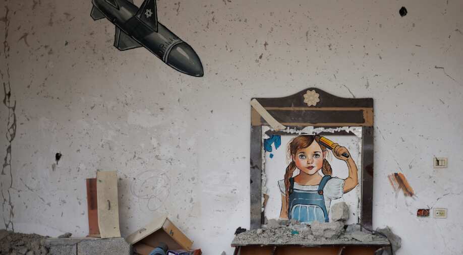 Graffiti artists in Gaza paint murals on ruined houses - World News