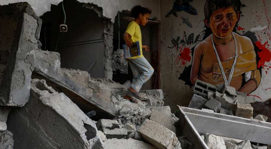 Graffiti artists in Gaza paint murals on ruined houses - World News