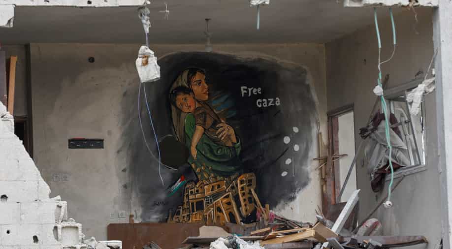 Graffiti artists in Gaza paint murals on ruined houses - World News