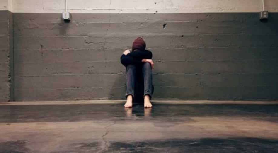 Study shows lonely people’s brains process information and see the ...