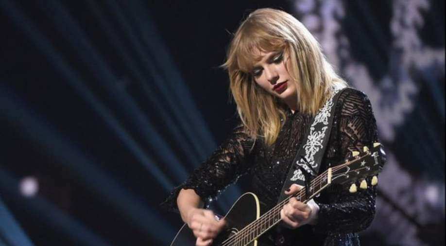 Taylor Swift poses with family of the fan who died at her concert in ...